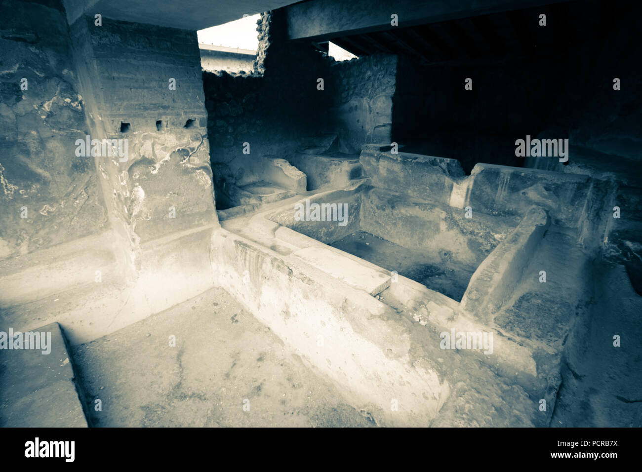 Roman laundry basin hi-res stock photography and images - Alamy