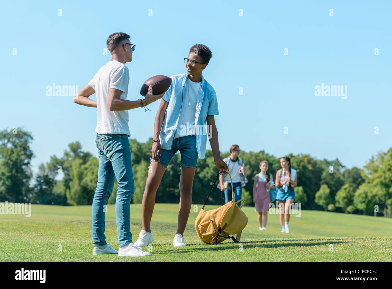 Teenage boys playing rugby hi-res stock photography and images - Alamy