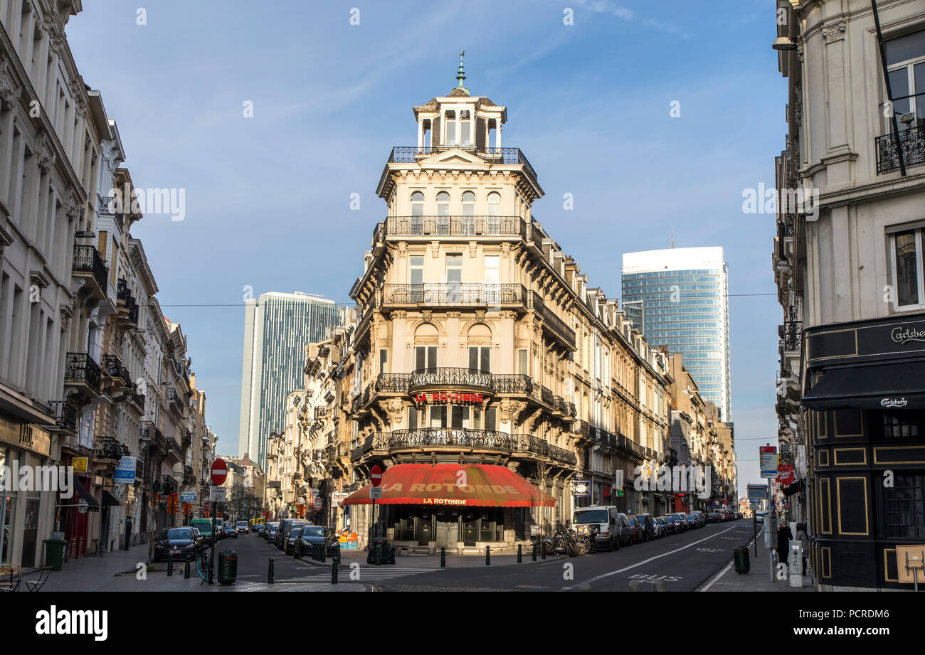 Triangle glass building hi-res stock photography and images - Alamy