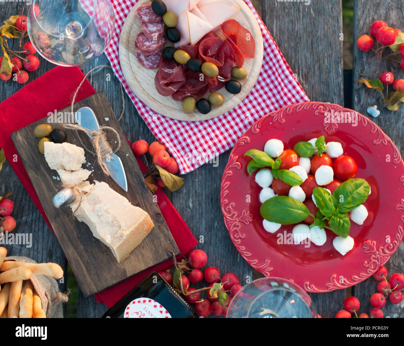 Tuscany italy italian lunch picnic hi-res stock photography and images ...