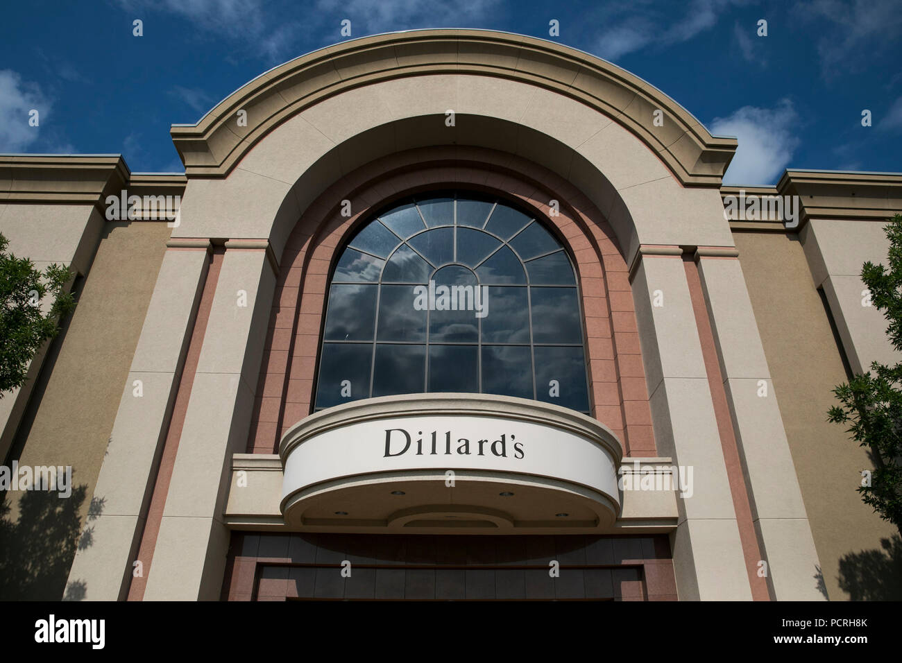 Logo dillards hi-res stock photography and images - Alamy