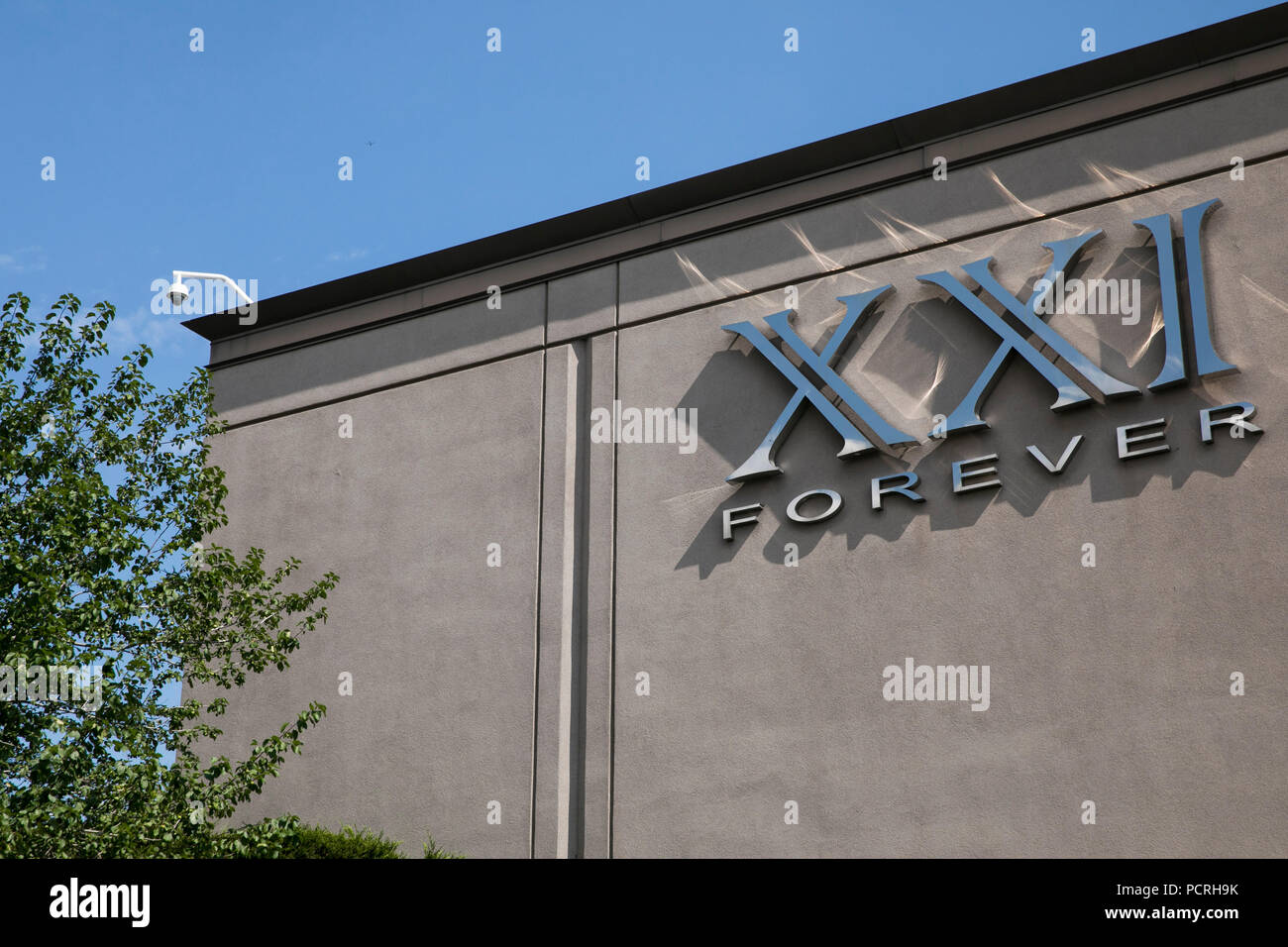 A logo sign outside of a Forever 21 (XXI Forever) retail store in ...