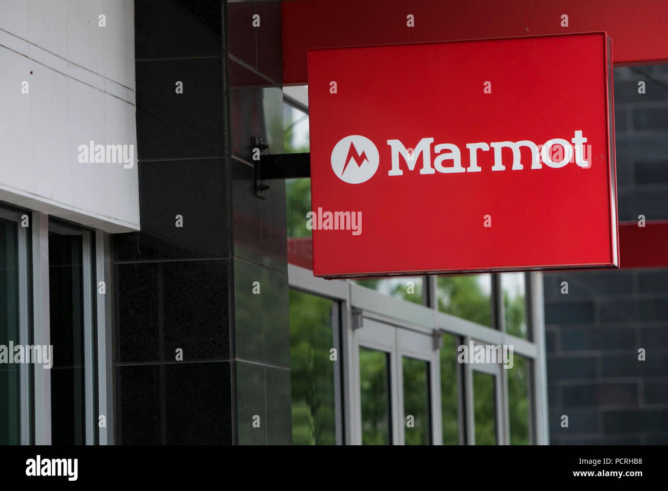 Marmot mountain hi-res stock photography and images - Alamy