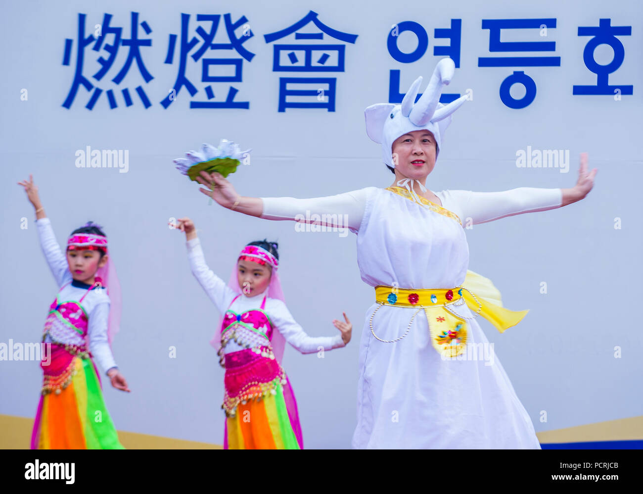 South korea street performer hi-res stock photography and images - Alamy