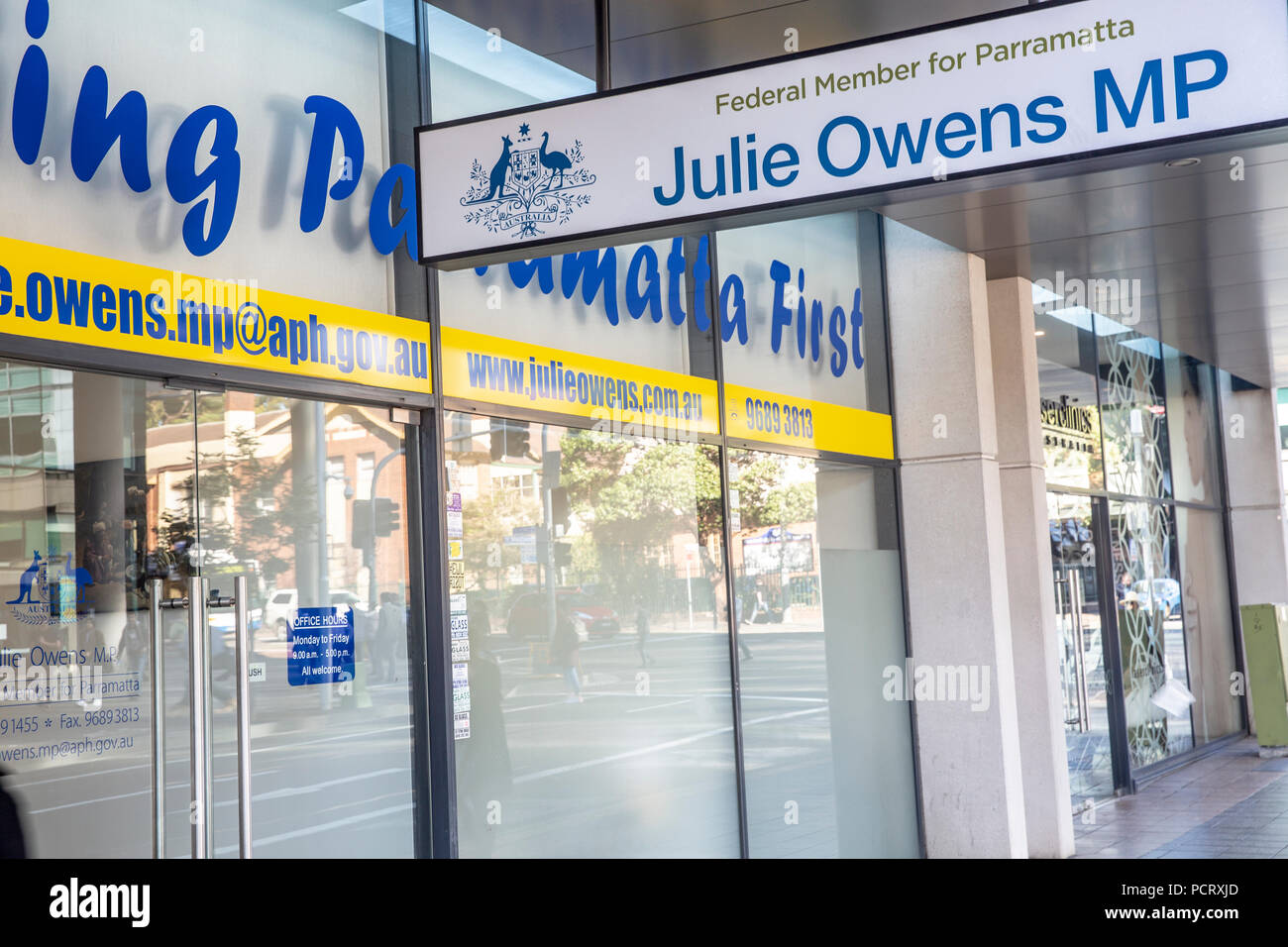 Australian federal member of parliament hi-res stock photography and ...