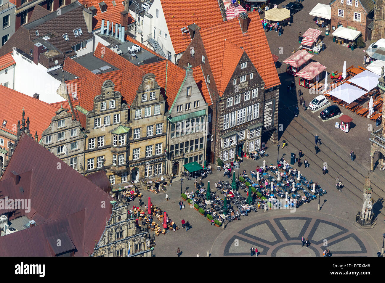 Hanseatenkreuz in front of the Bremer Roland in the market square of ...