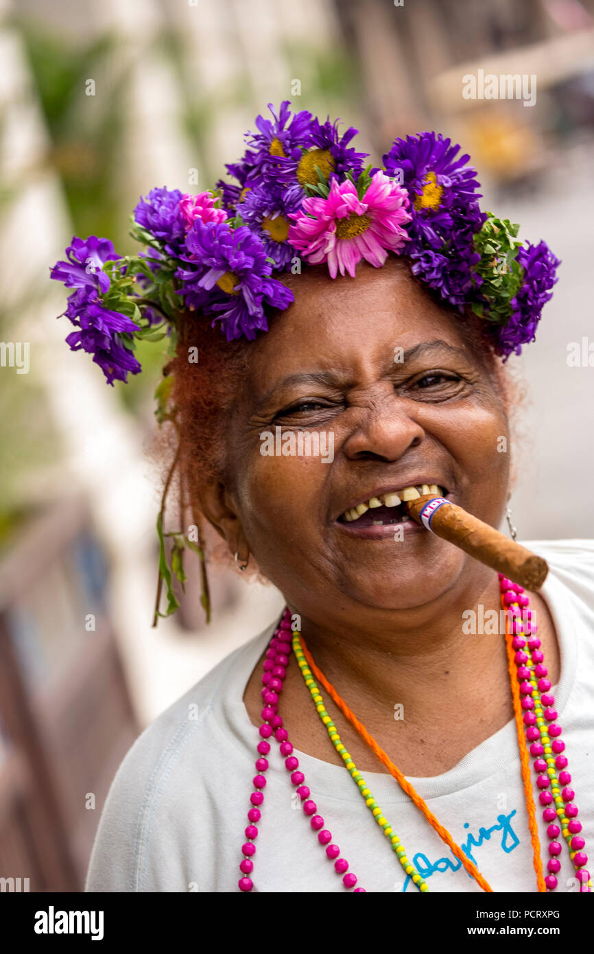 Cuba old woman cigar hi-res stock photography and images - Alamy