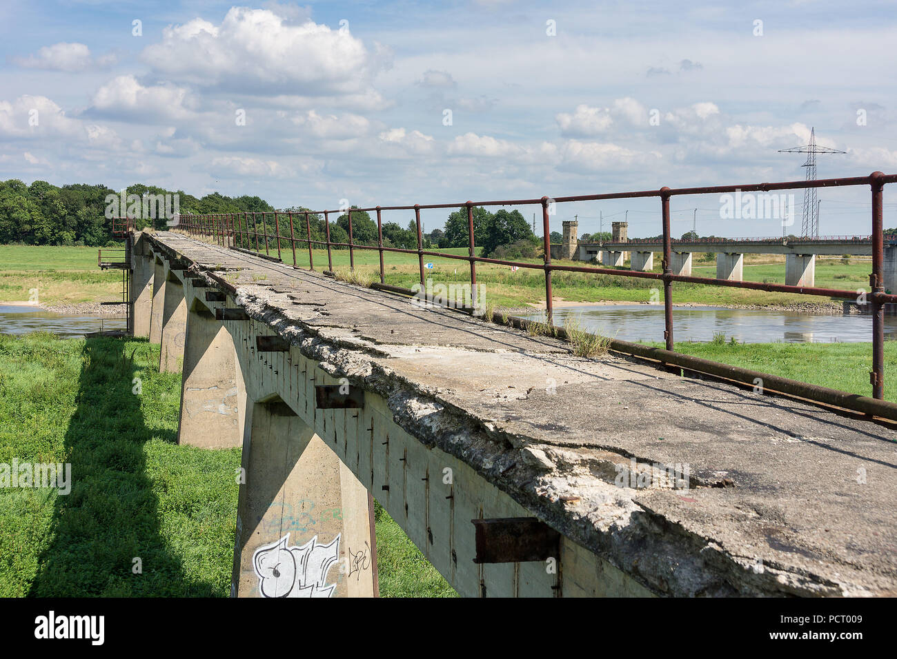 Elbe Cycletour, Saxony, Torgau, destroyed Elbe bridge, monument Stock ...