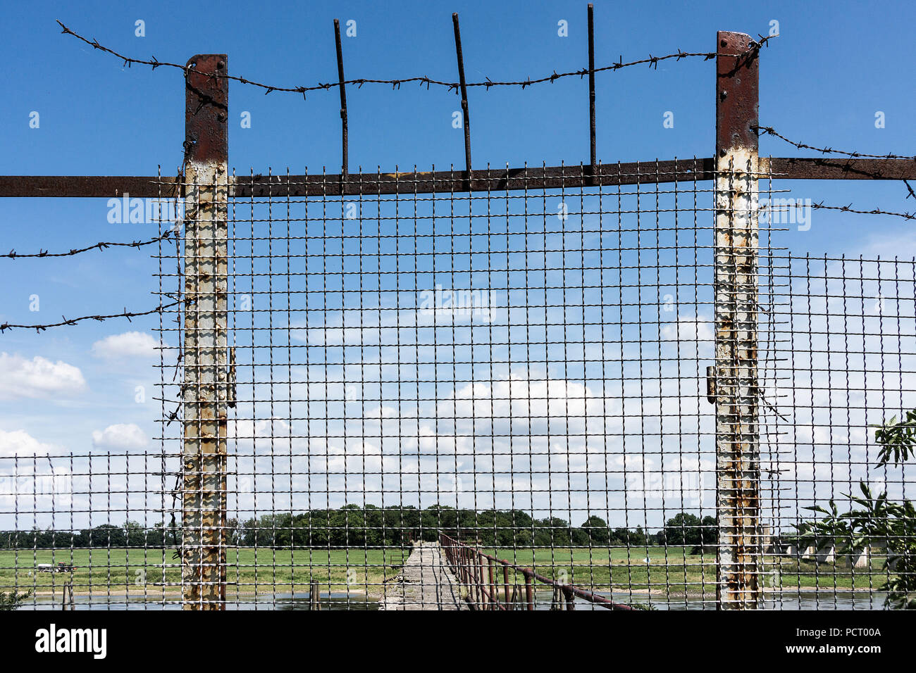 Elbe Cycletour, Saxony, Torgau, destroyed Elbe bridge, monument Stock ...