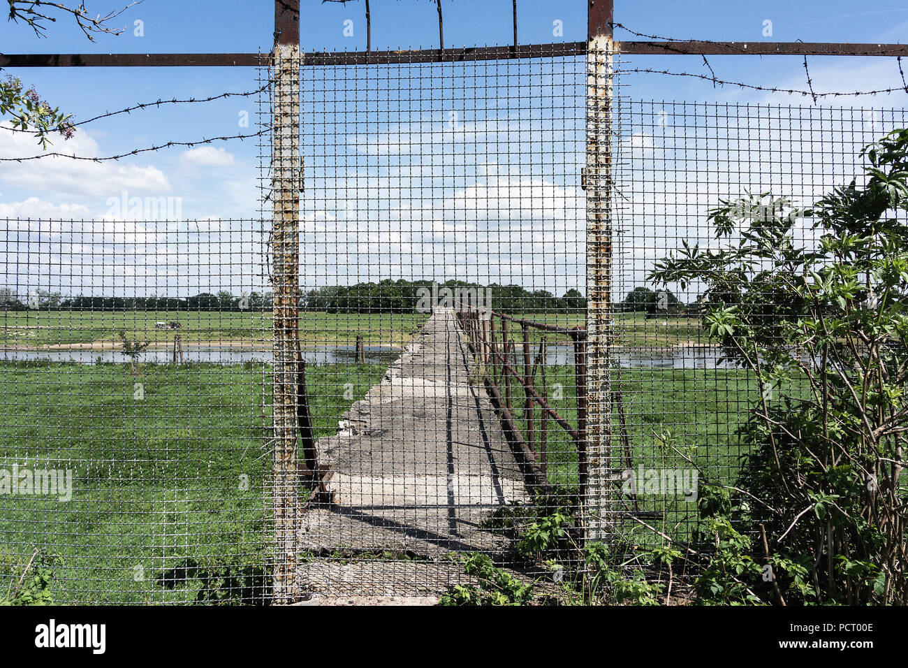 Elbe Cycletour, Saxony, Torgau, destroyed Elbe bridge, monument Stock ...