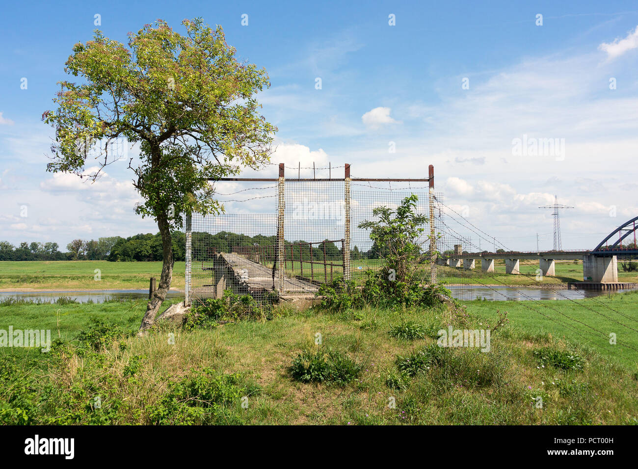 Elbe Cycletour, Saxony, Torgau, destroyed Elbe bridge, monument Stock ...