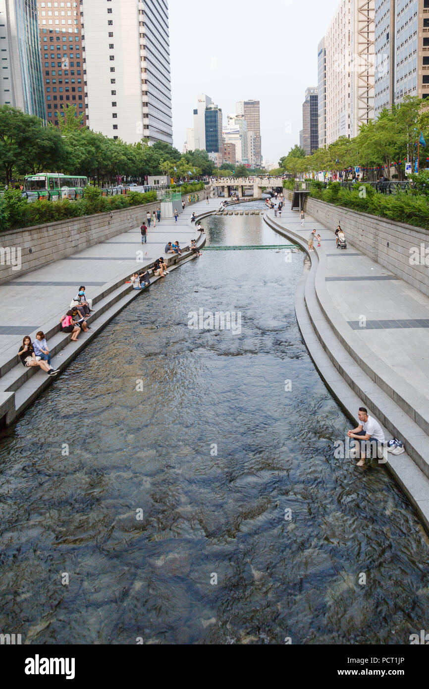 Cheonggyecheon river promenade seoul hi-res stock photography and ...