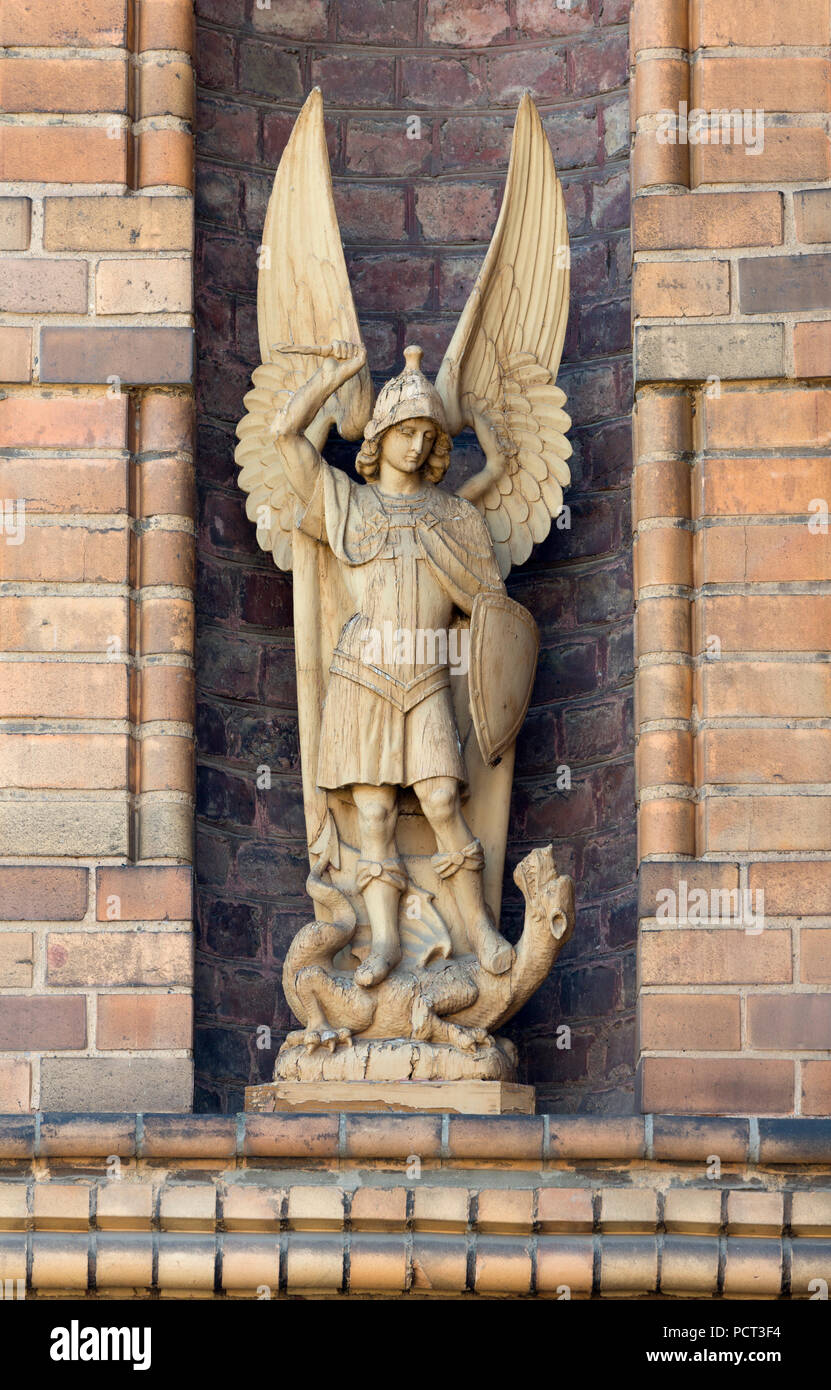 Engel an der Fassade, Erzengel Michael Stock Photo - Alamy