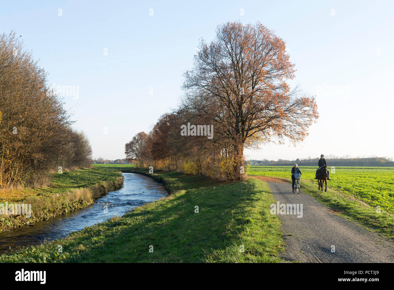 Fluss mit feld hi-res stock photography and images - Alamy
