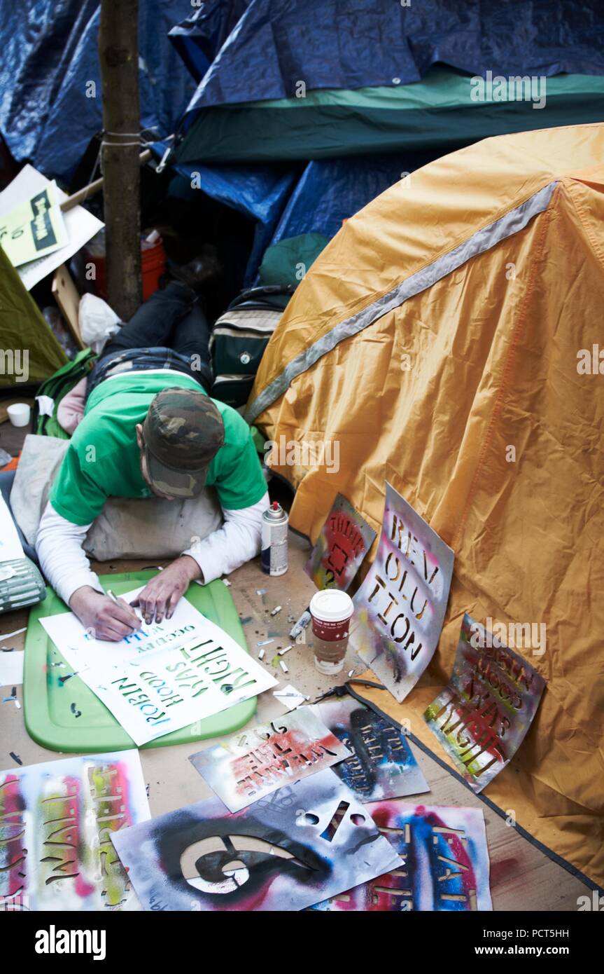 Tent city. Occupy Wall Street protest and movement, in Zuccotti Park ...