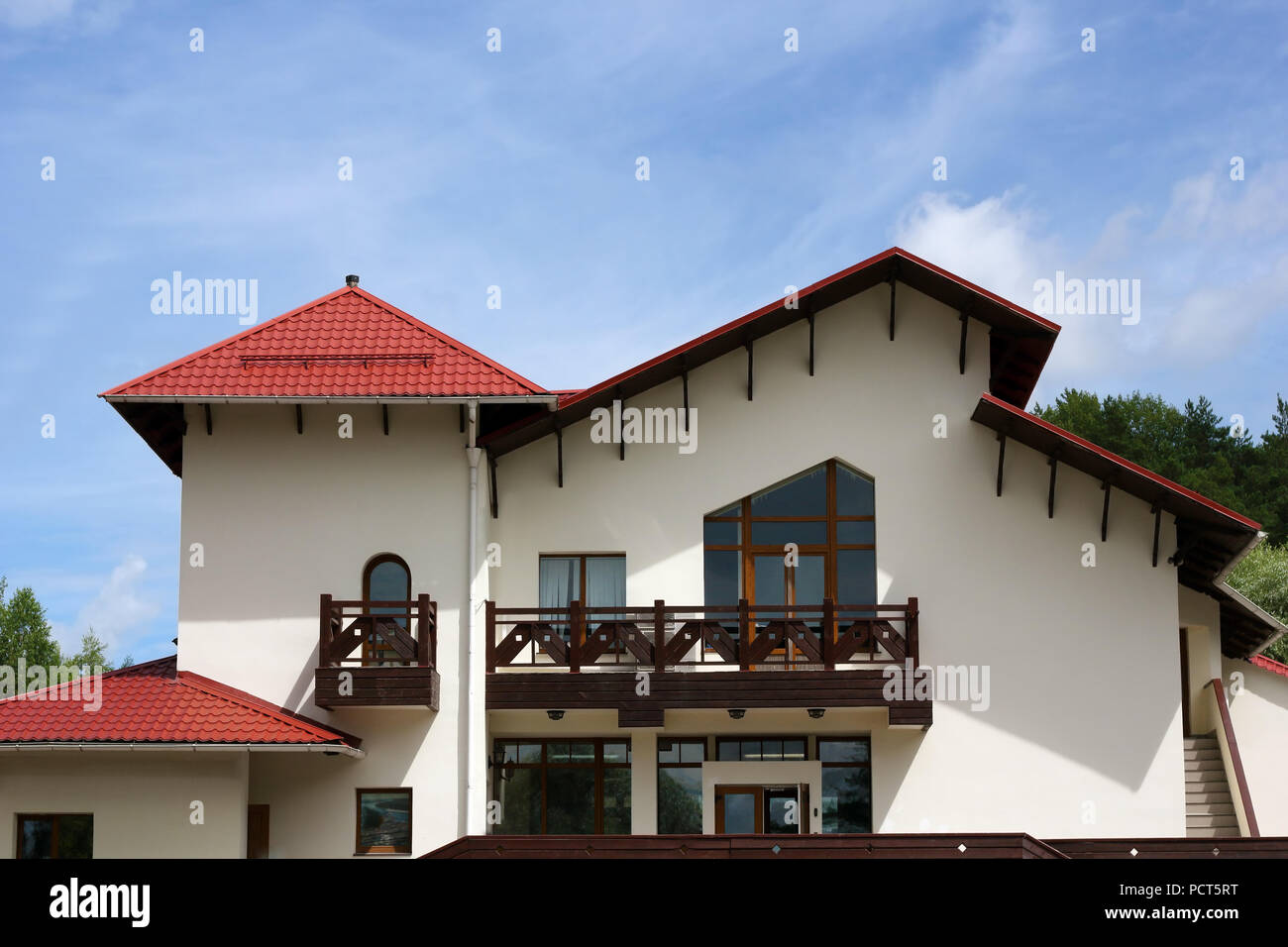 White cottage red roof hi-res stock photography and images - Alamy