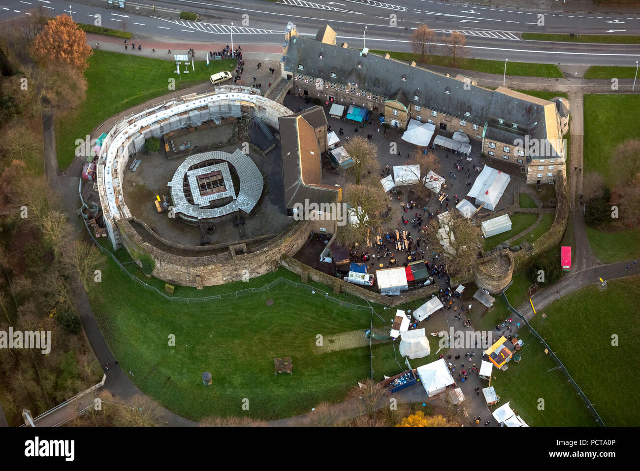 Christmas market at broich castle hi-res stock photography and images ...