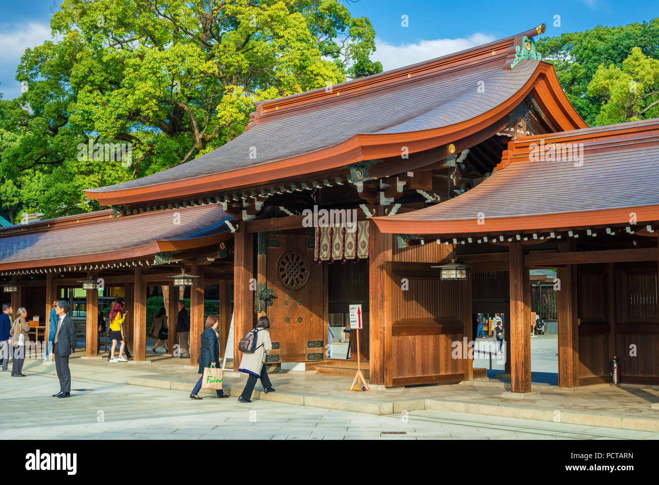 Tourists visit the famous Meiji Jingu (Meiji Shrine) near Shinjuku ...