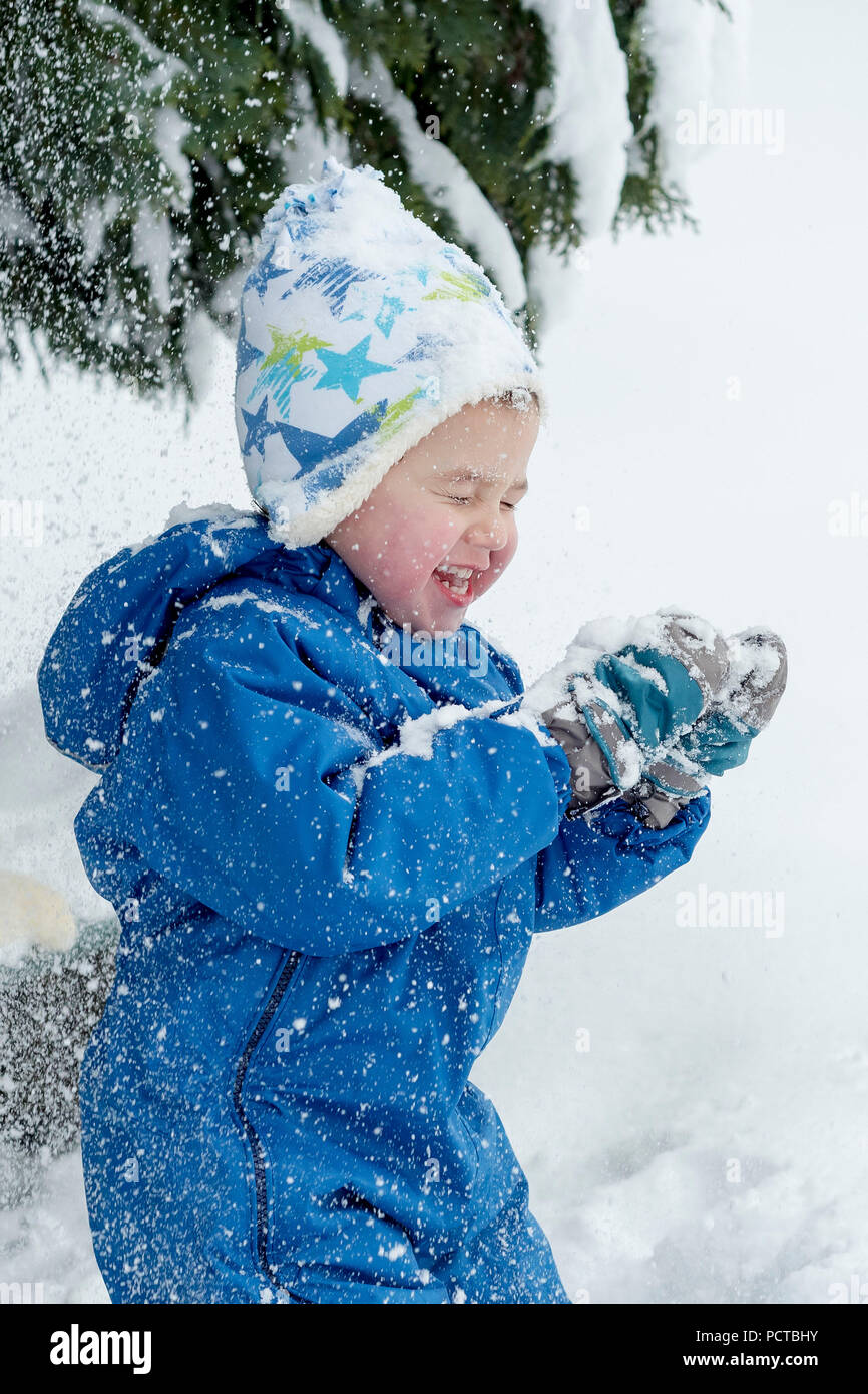 Little boy playing in the snow Stock Photo - Alamy