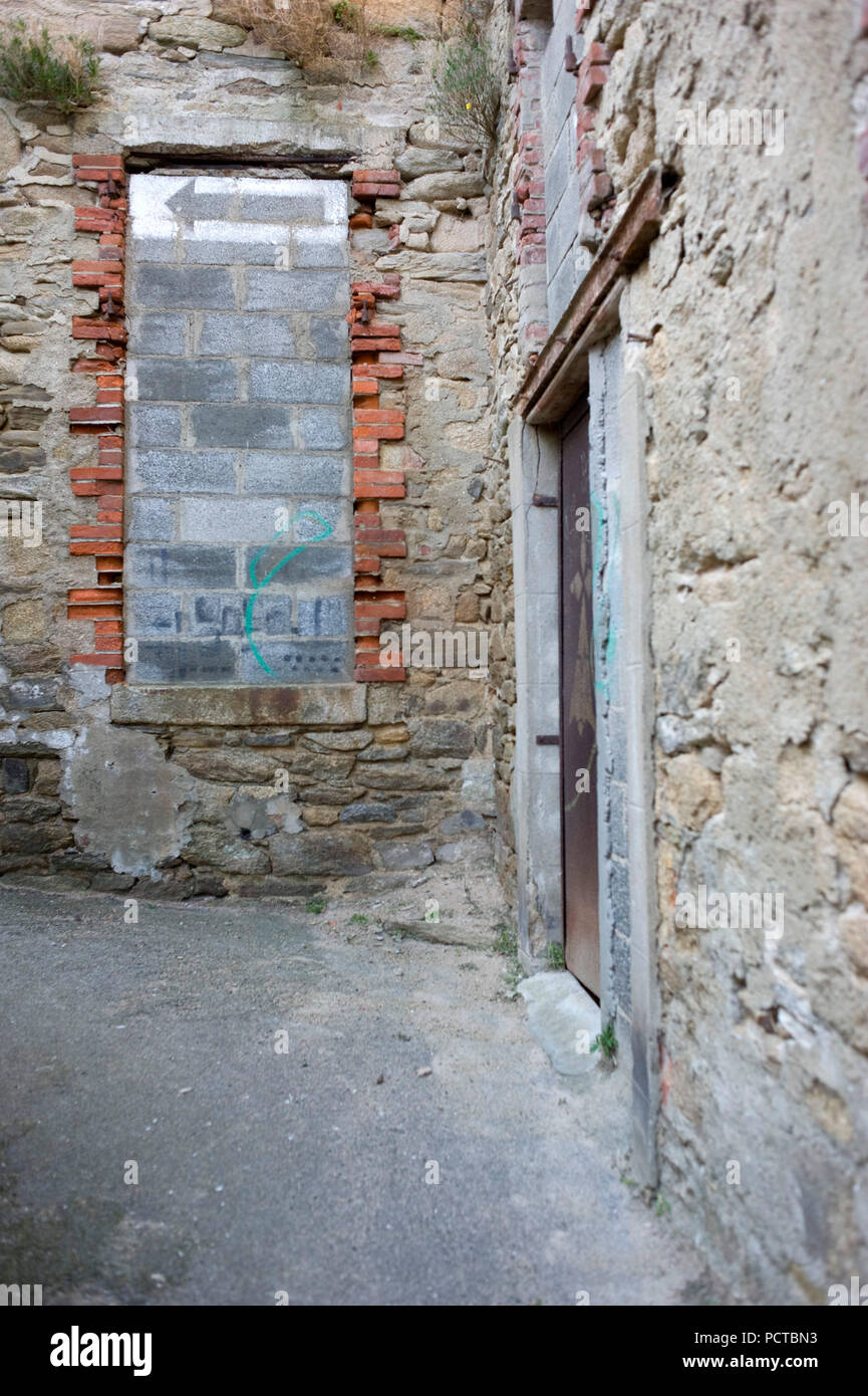 Bricked path hi-res stock photography and images - Alamy