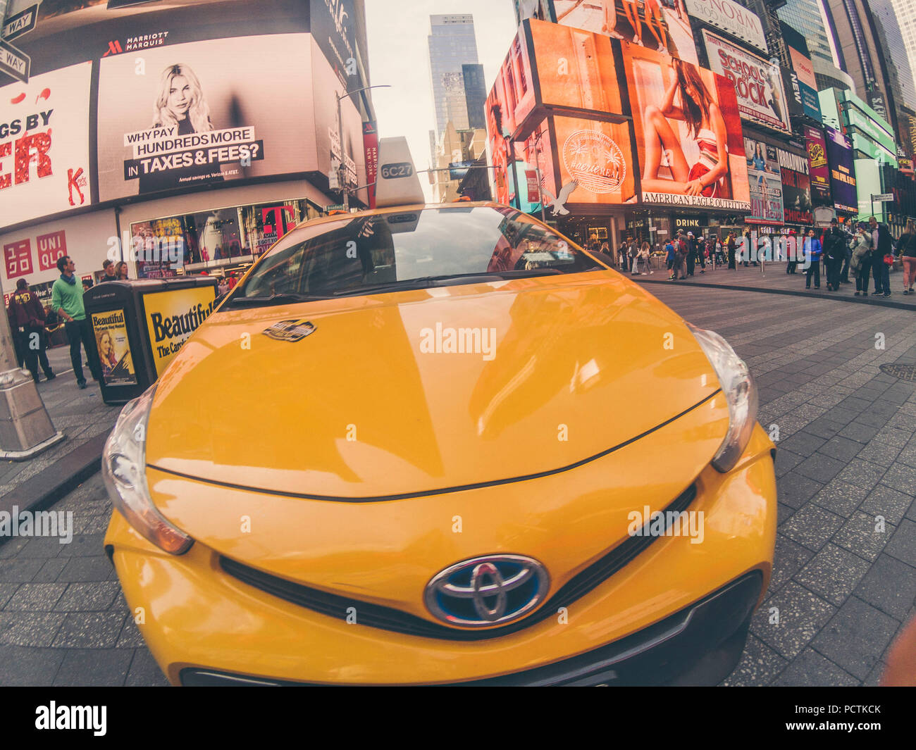 Yellow taxi cab in manhattan hi-res stock photography and images - Alamy