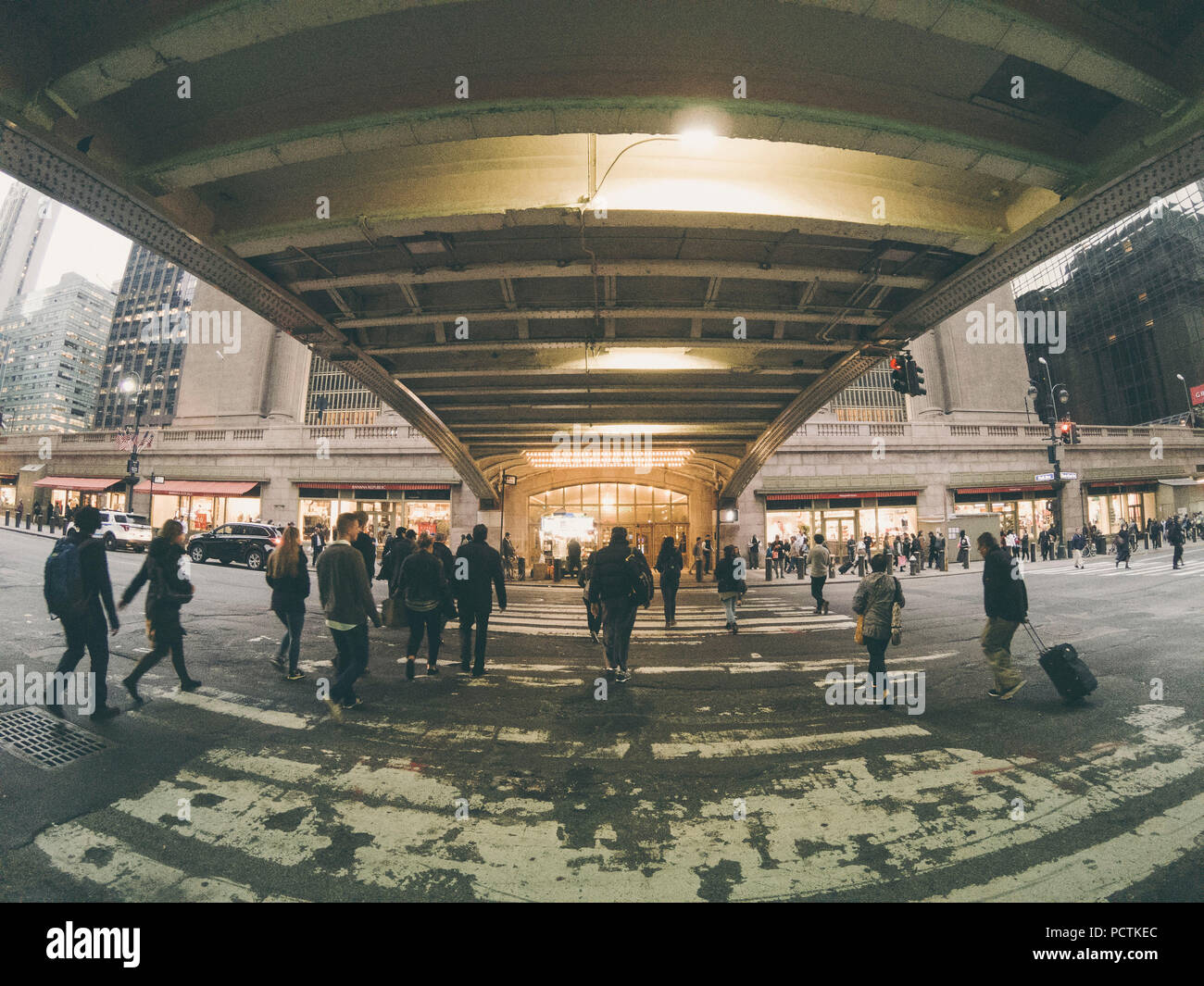 People walking to work in new york hi-res stock photography and images ...