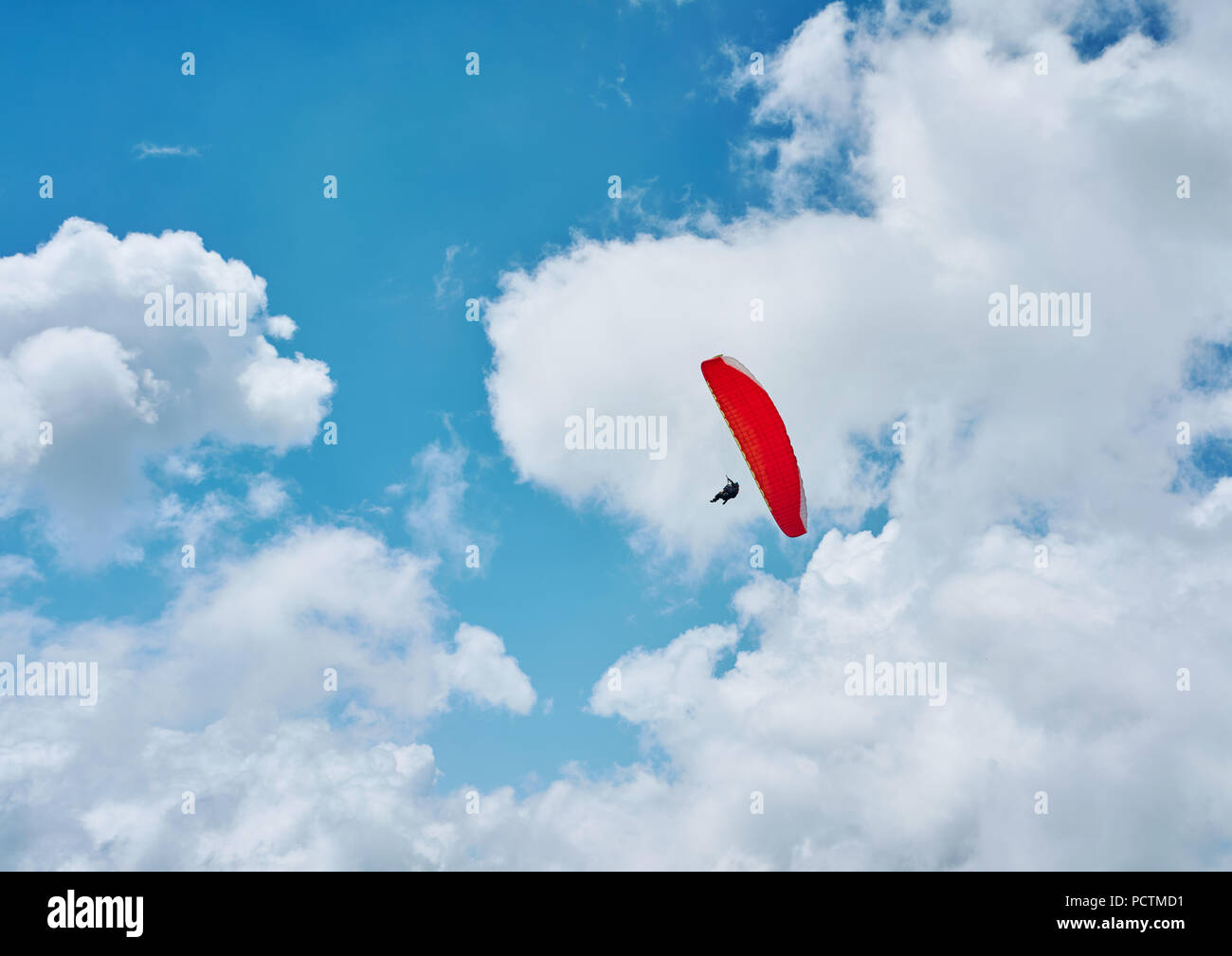 Parachute flying in wind hi-res stock photography and images - Alamy
