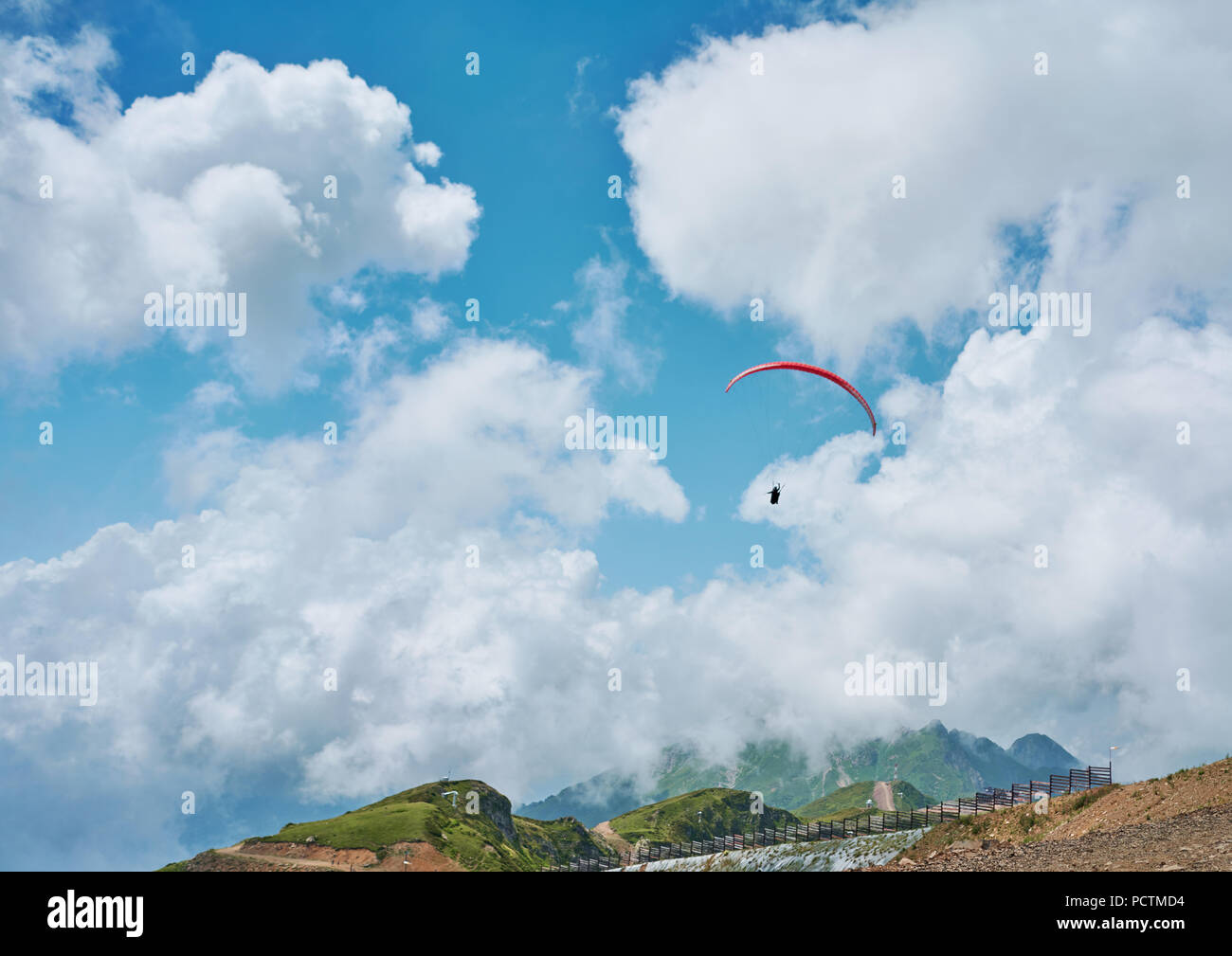 Parachute flying in wind hi-res stock photography and images - Alamy