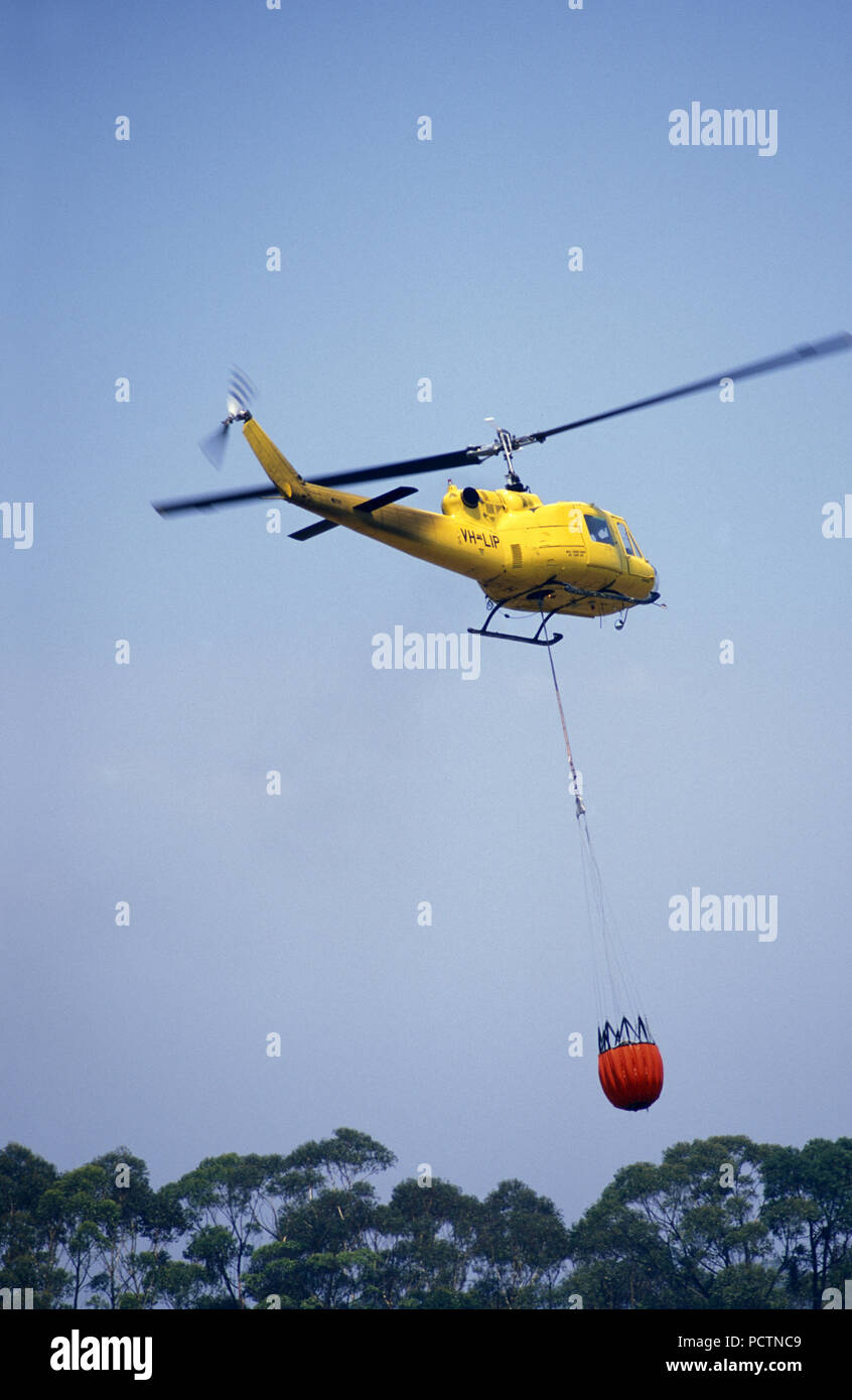 WATER-BOMBING HELICOPTER IN ACTION, SYDNEY BUSH FIRES, DECEMBER 2001 ...