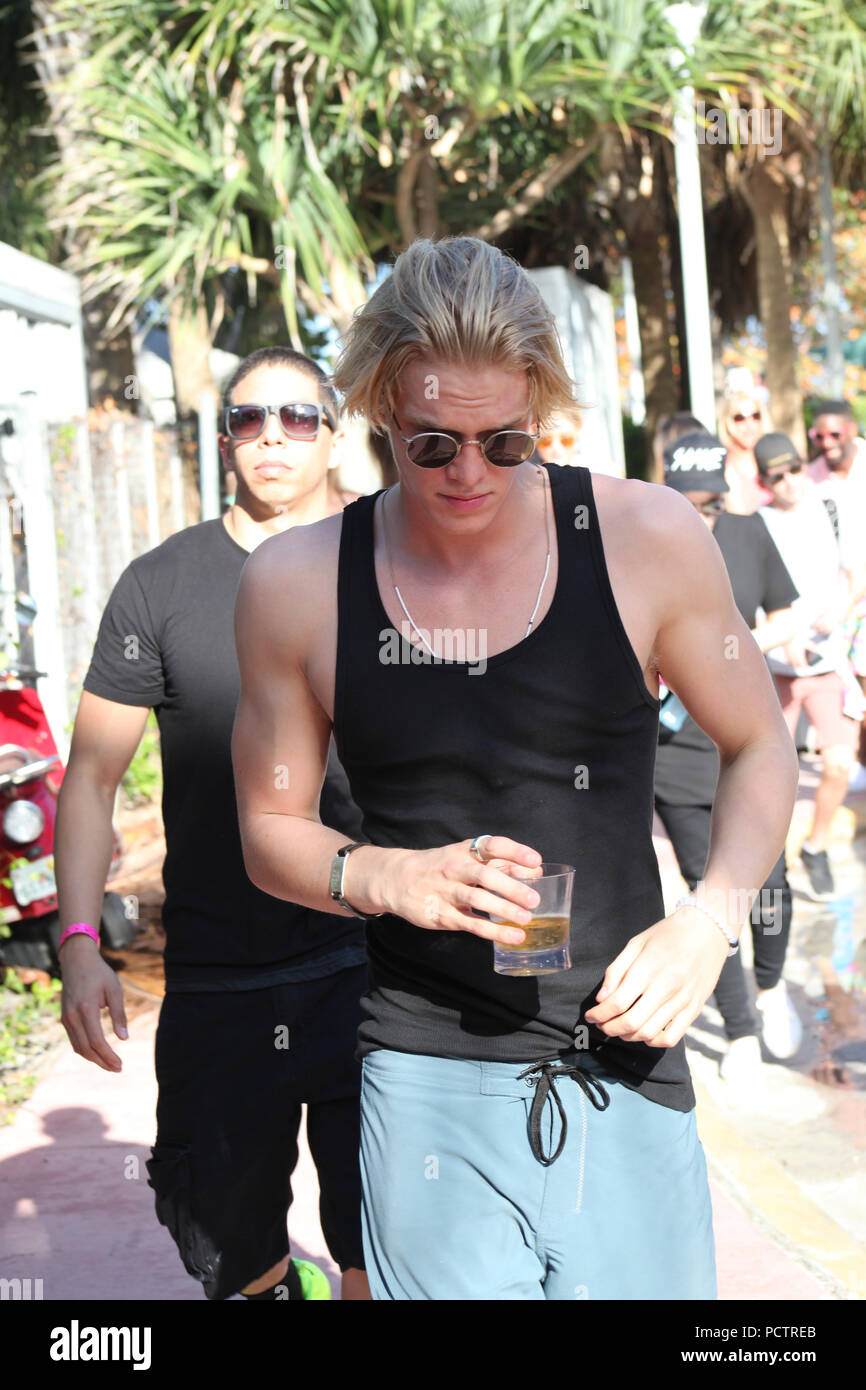 MIAMI BEACH, FL - MARCH 14: Victoria's Secret model Gigi Hadid, Rachel ...