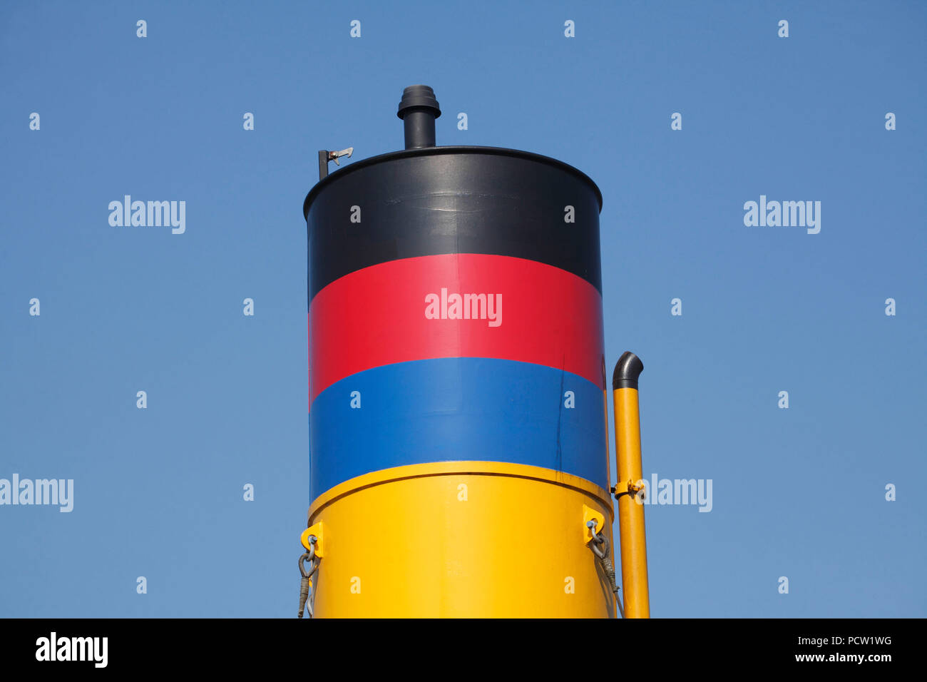 Steamer ships funnel hi-res stock photography and images - Alamy