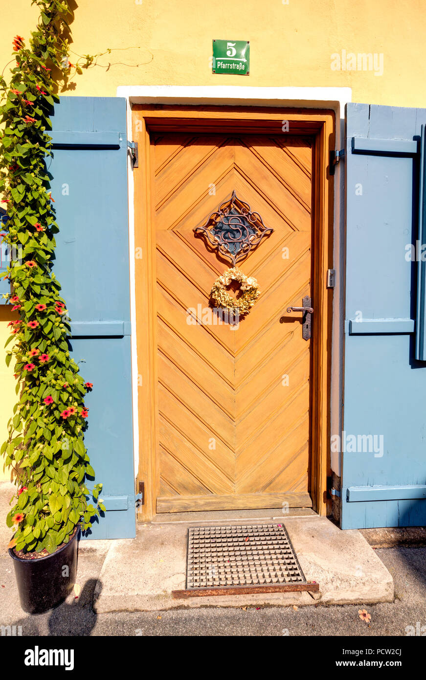 Front door, house facade, city architecture, Murnau, summer, Bavaria ...