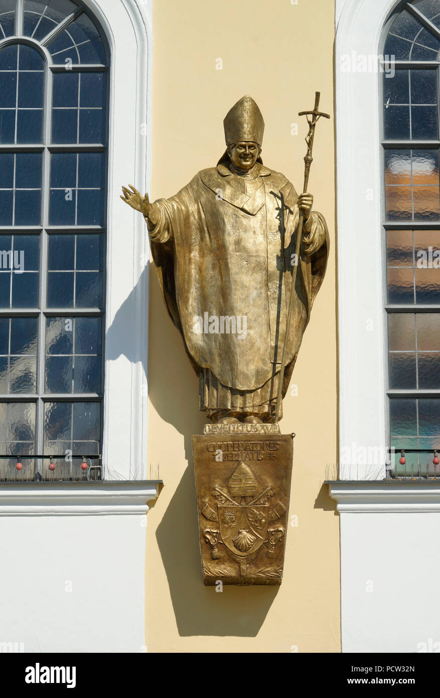 Pope figure in bronze hi-res stock photography and images - Alamy