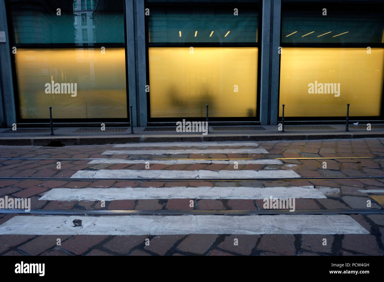 Empty shop windows hi-res stock photography and images - Alamy
