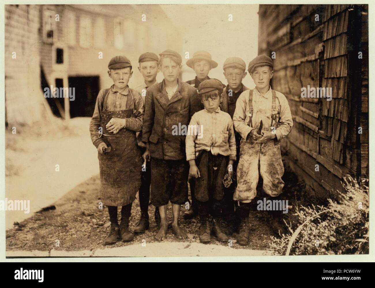 All these boys are cutters in the Seacoast Canning Co., Factory -7 ...