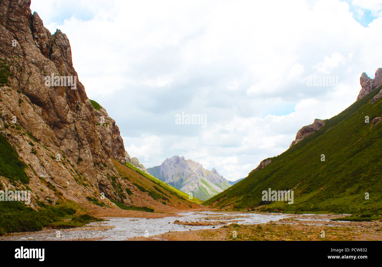 landscape of the Tibetan valley in eastern Tibet Stock Photo - Alamy