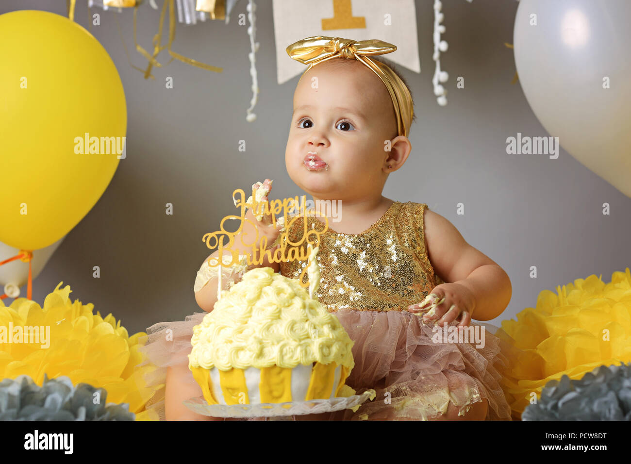 White cake smash hi-res stock photography and images - Alamy