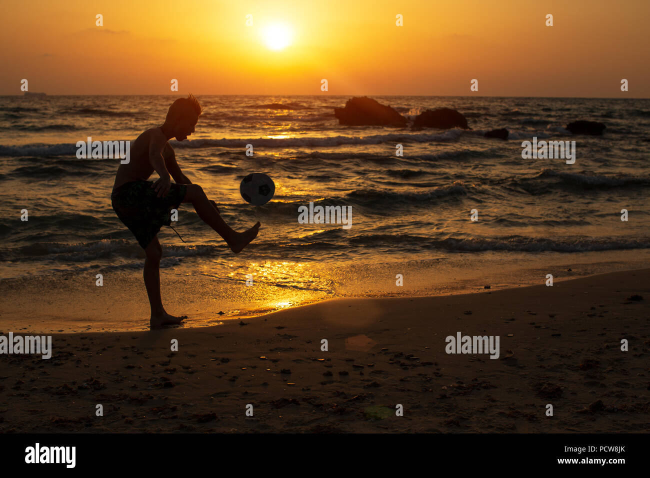 Football silhouette sunrise hi-res stock photography and images - Alamy