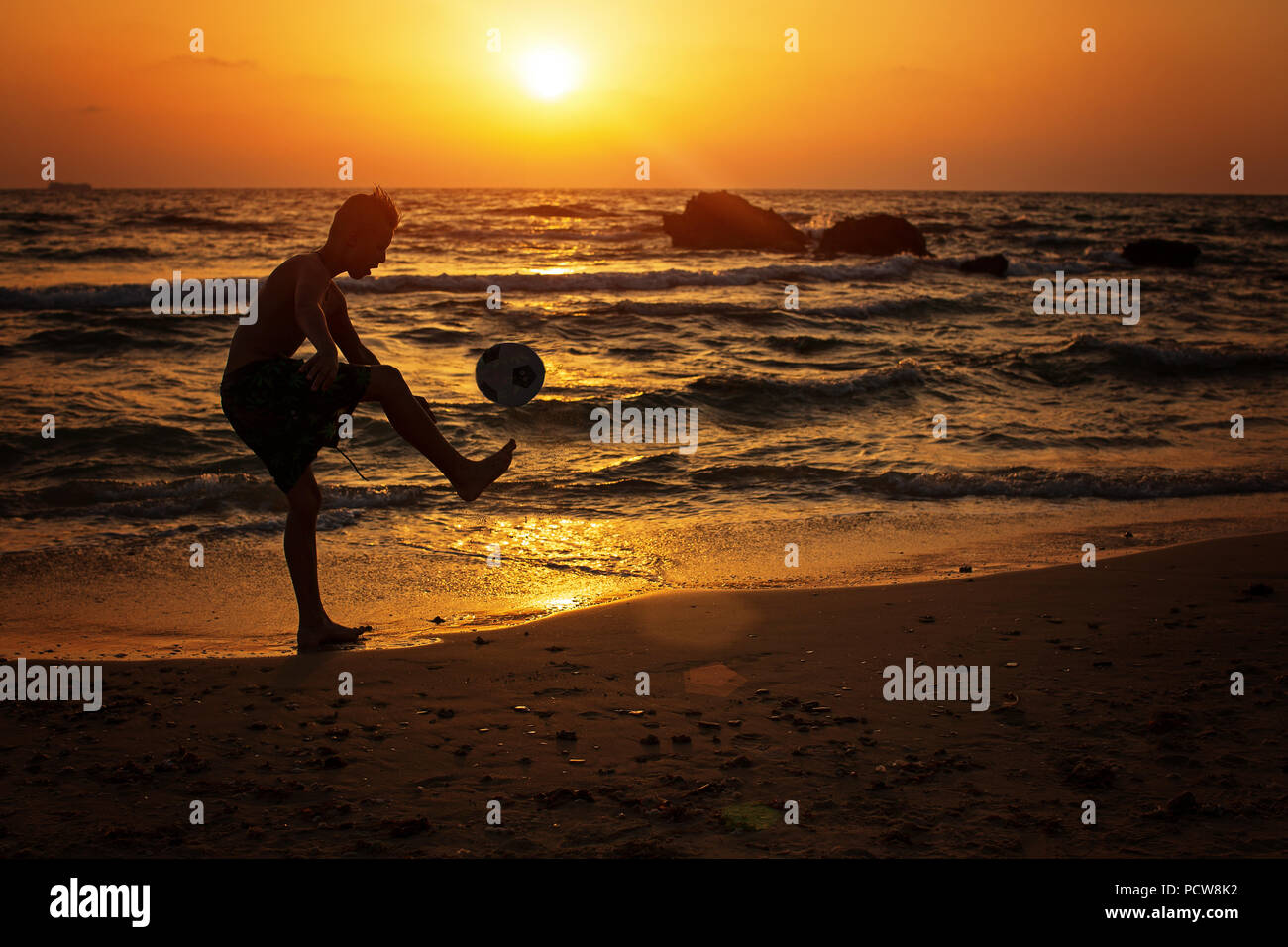 Football silhouette sunrise hi-res stock photography and images - Alamy
