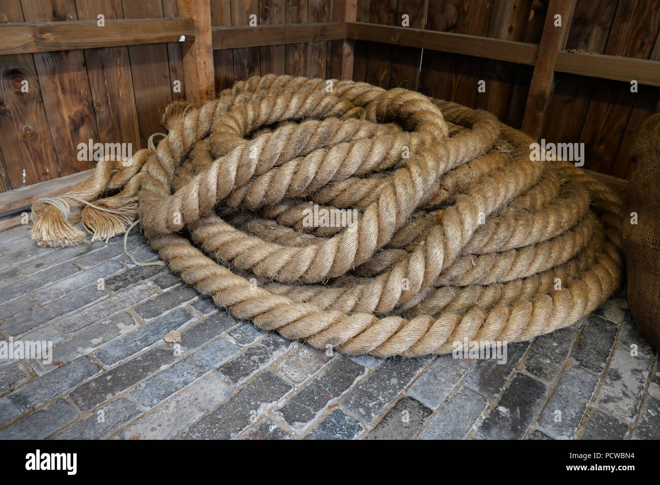 Rope lashing hi-res stock photography and images - Alamy