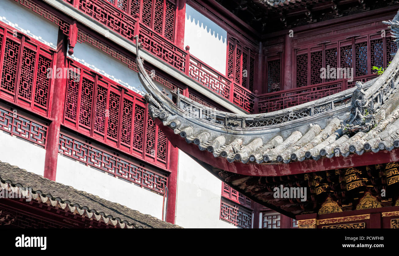 Traditional chinese building with ornate roof and red windows at Yu ...