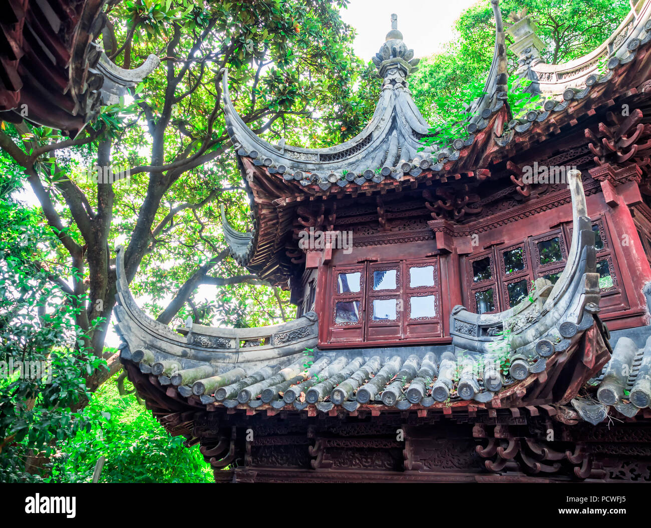 Traditional chinese red building with ornate roof at Yu Gardens ...