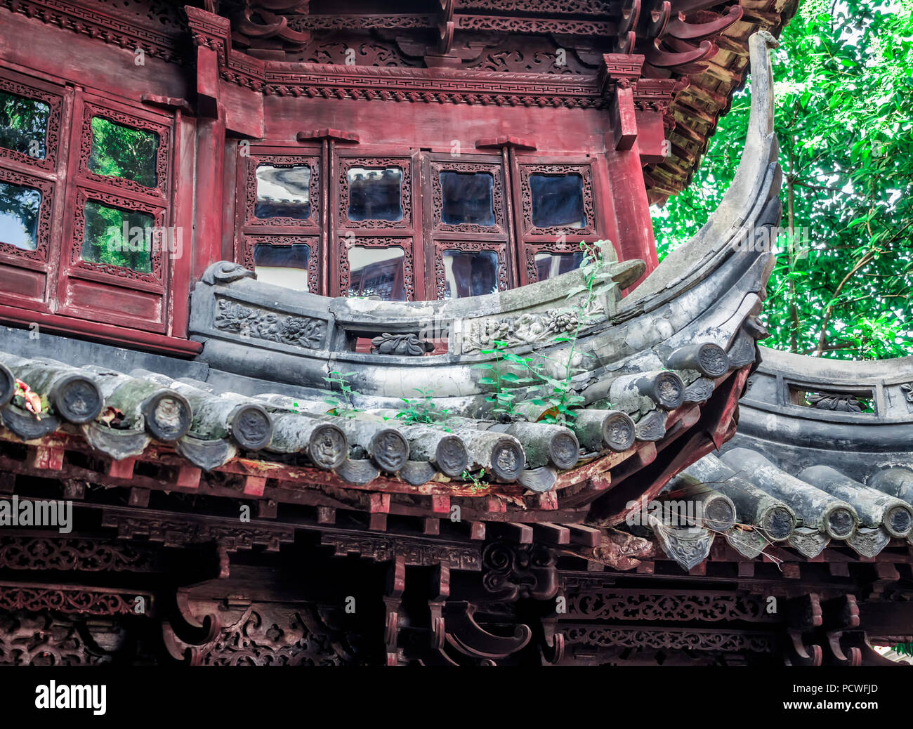 Traditional chinese red building with ornate roof at Yu Gardens ...