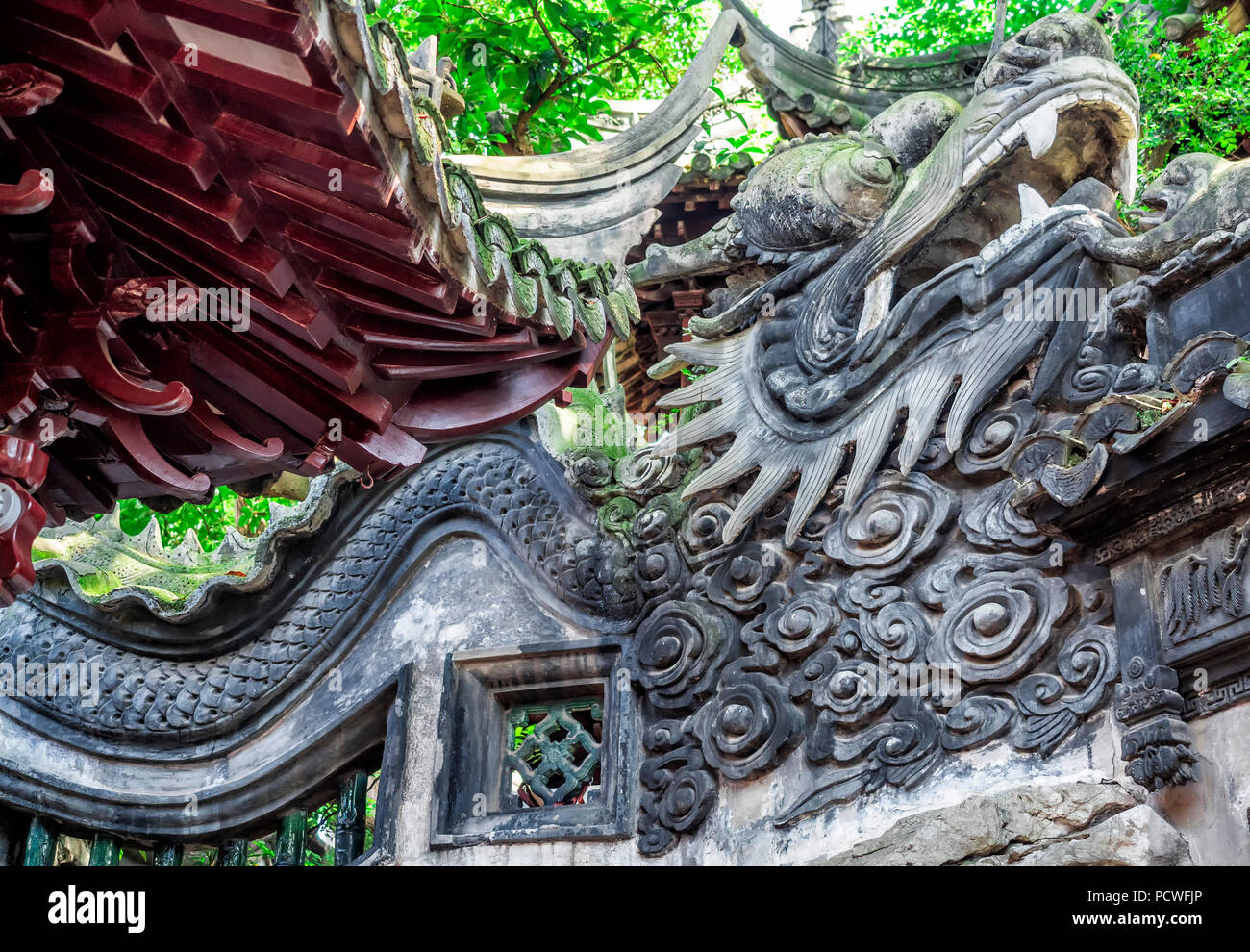 Traditional chinese dragon sculpture at Yu Gardens, Shanghai, China ...