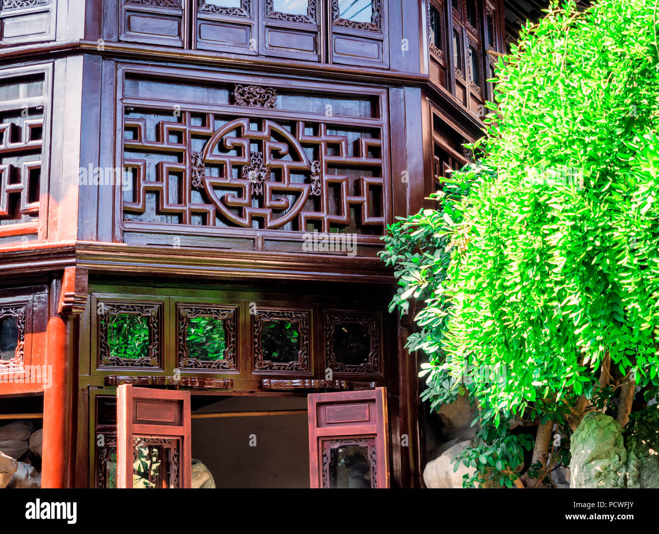 Traditional chinese wooden building at Yu Gardens, Shanghai, China ...