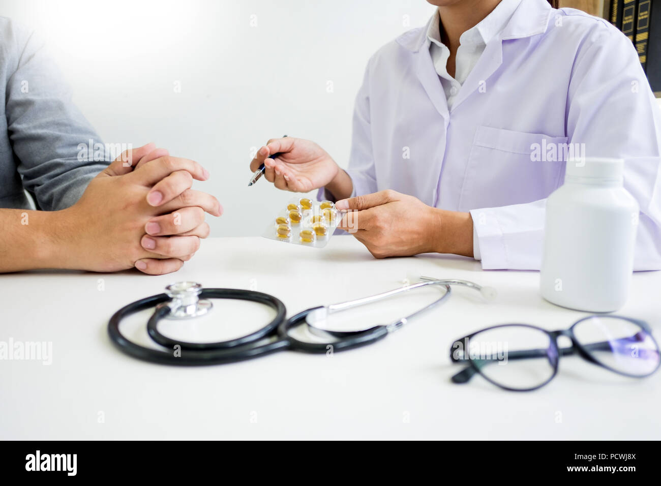 Doctor patient medication explain hi-res stock photography and images ...