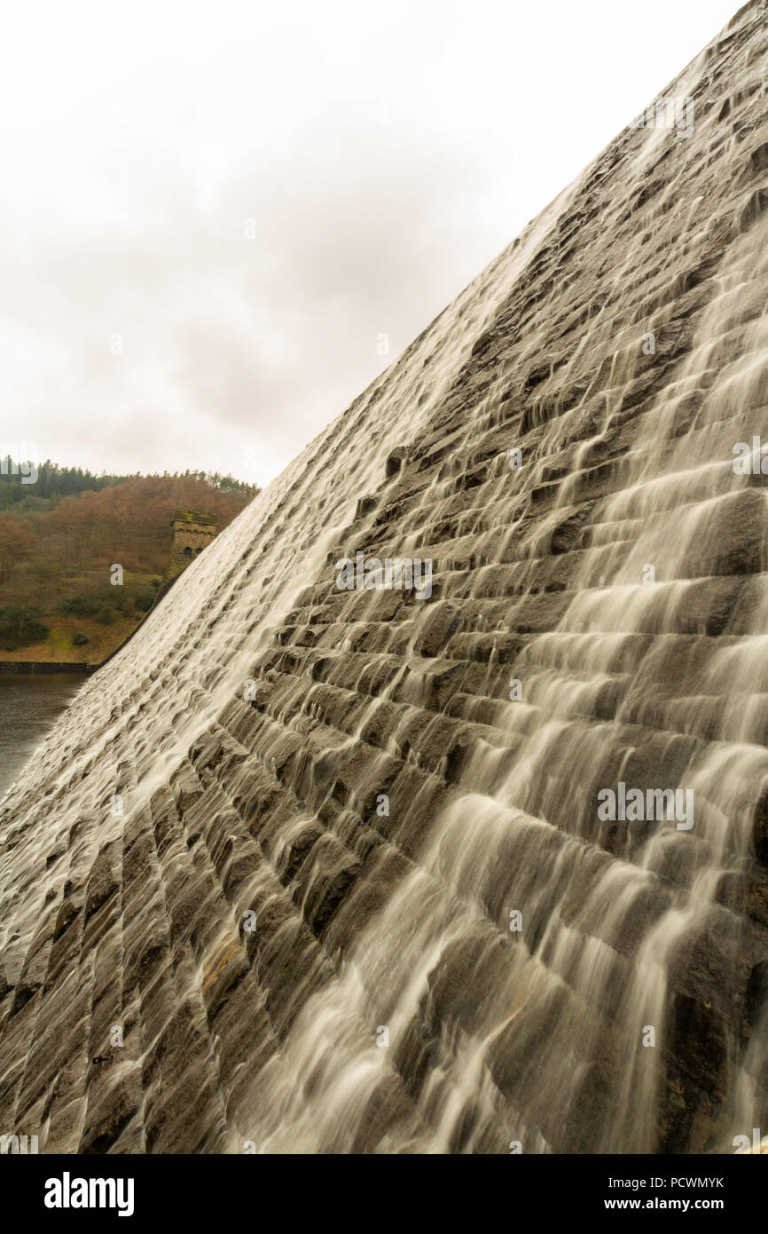 Water cascades down the Derwent Dam, Ladybower reservoir. Near ...