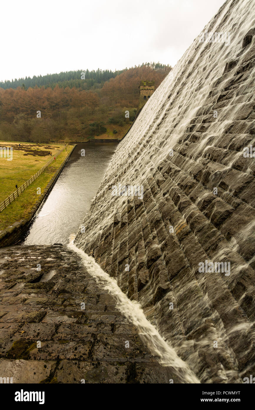 Water cascades down the Derwent Dam, Ladybower reservoir. Near ...