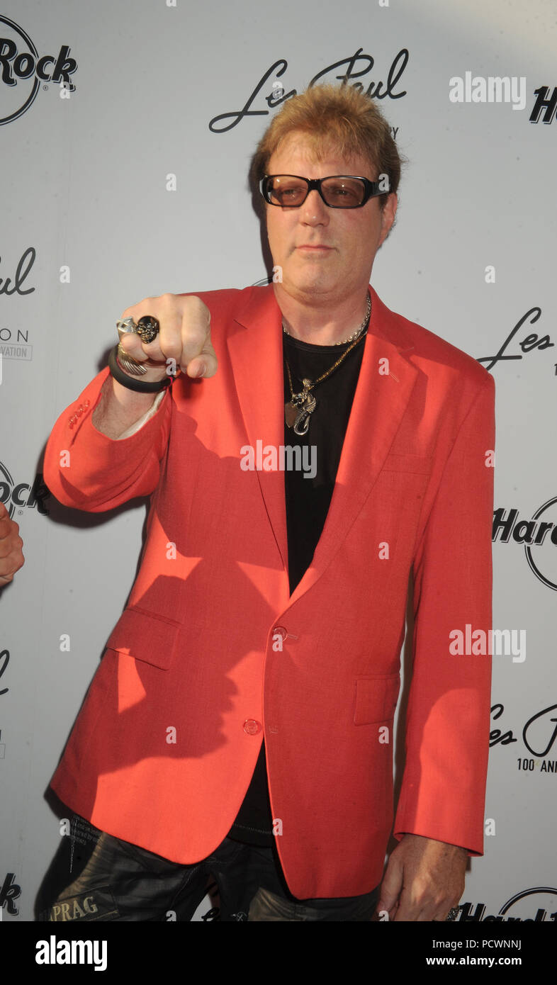 NEW YORK, NY - JUNE 09: Jay Jay French attends the Les Paul 100th ...