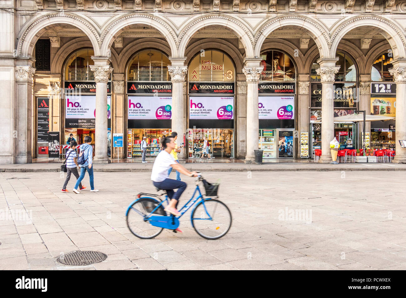 Cyclist in Pizza Del Duomo Milan Italy Stock Photo - Alamy